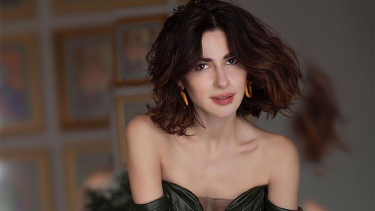 Oyuncu Nesrin Cavadzade transparan elbisesiyle poz verdi